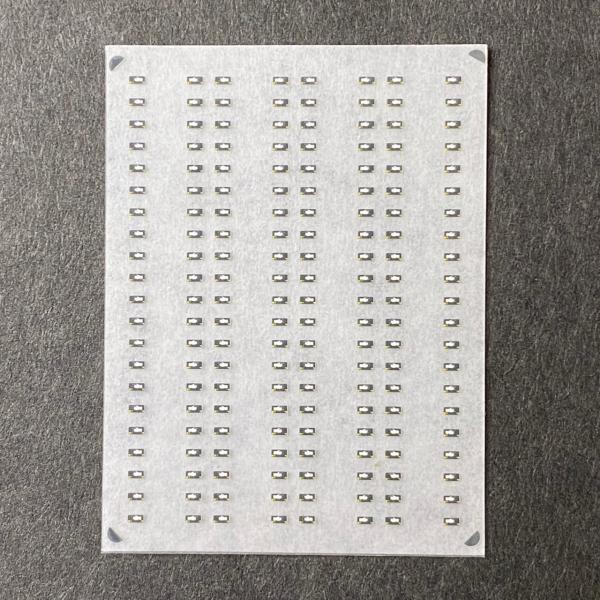 電車用のNゲージ（1/150スケール）用ドア表示です。新潟、長野、千葉エリアで使用されているグレータイプのもので、黄色いアクセントが特徴です。高崎エリアでも使用されていますが、付加部分が目立つため、品番909をご利用いただくことをおすすめし...