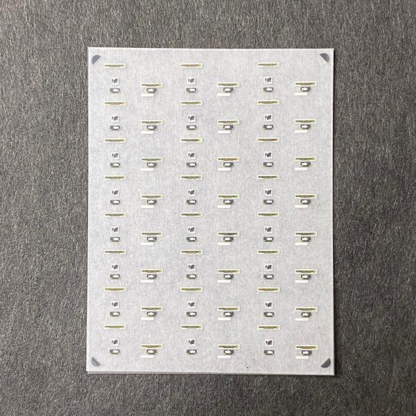 電車用のNゲージ（1/150スケール）用ドア表示です。高崎エリアで使用されているグレータイプのものです。これ自体は他のエリアでも使用されています（品番908）が、半自動ボタンを示す矢印と、ヒーターに注意する旨が付加されている特徴です。版色の...