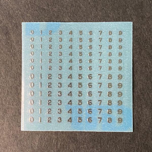 主に関西の私鉄でみられるスミ丸書体の車番を収録した16番（1/80スケール）用インレット（金属インレタ）です。サイズは通常の側面用（前面用）サイズと、一回り小さい前面用の2種類を収録しております。非常に微細な商品のため、製作上の都合により傾...