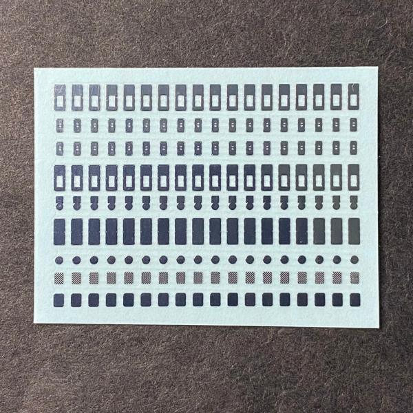 1/150スケールのNゲージ用パーツ用の金属インレタ（インレット）です。◆光沢感が強く、プレート表現など見る角度、お客様よっては違和感を抱く場合があります◆東海車向け半自動ドア関連です。313系、キハ75系などに使用します。★収録内容・側面...