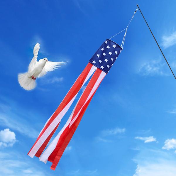 説明:吹流しには50個の白い星と6個のコーディネートされたストリーマーテールがあり.エッジが縫い付けられています.カラー印刷は明るい効果があり.愛国心を加えます.吹流しは.頑丈な編み紐とニッケルメッキのクリップで固定されています.あなたは職...