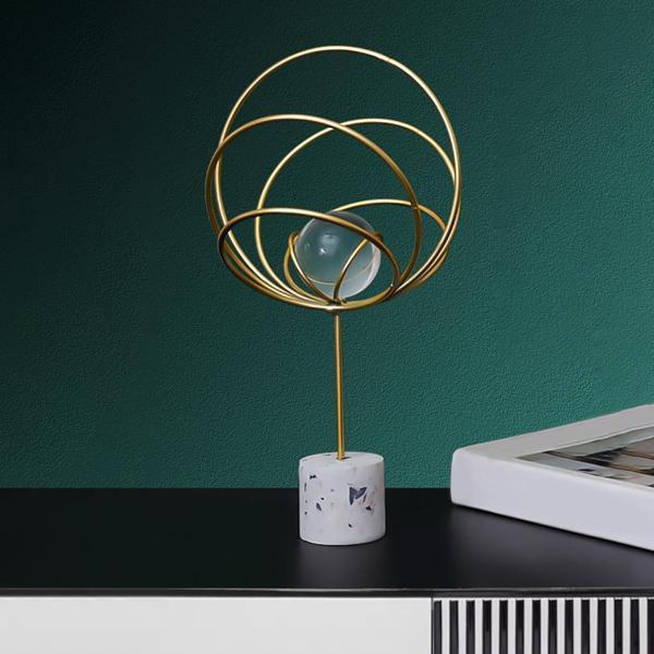 説明:創造的なデザイン.ベース付きの水晶玉の抽象的な装飾品は鉄でできており.絶妙な華やかな装飾品で.安全で耐久性があり.お手入れが簡単です.細部にまでこだわった優れた仕上がりで.お部屋にセンスをプラスします.北欧風の手作り工芸品.水晶玉は「...