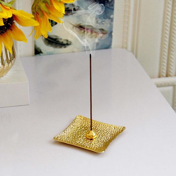 説明:素材: 金属素材で作られており.長期間使用しても耐久性があります.用途: 香炉ホルダーで.ご自宅を完璧に飾ります.エレガントなデザイン: 豪華でモダンな金属製の四角い線香ホルダー.耐久性があり.簡単に掃除でき.自宅で美しい装飾ができま...