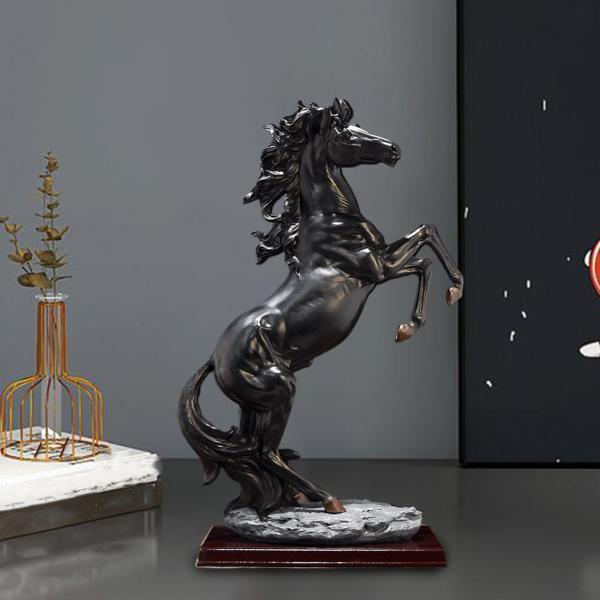 説明:馬の像: 印象的でエレガントな立っている馬の像.自由.力.強さの象徴.咆哮する馬の置物.ホーム オフィス デスク テーブル装飾オーナメント.目立つコレクション:大きな樹脂製の馬の像は.あなたの場所を美しくするのに最適なデザインと形をし...