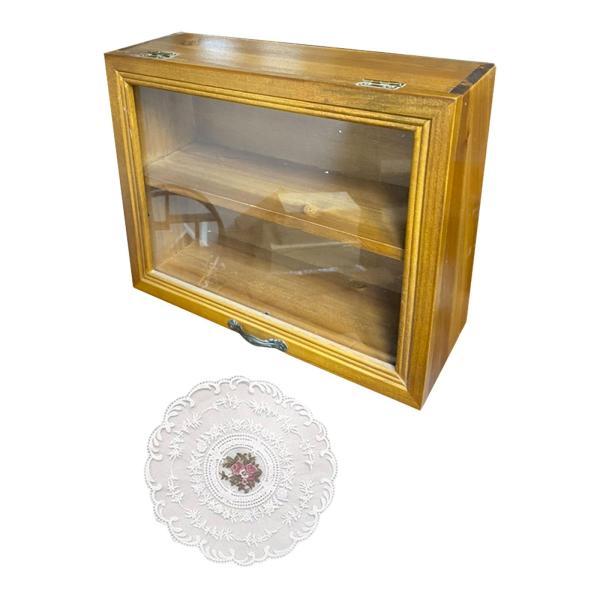 説明:[便利なデザイン]: ドア付きデスクトップ収納キャビネット.防塵.整理整頓.透明窓なので一目で分かります.[素材]: 木製キャビネットは高品質の木製素材で作られており.レトロなディスプレイキャビネットで.頑丈で耐久性があります.[大容...