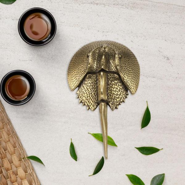 説明:[カブトガニの置物]:絶妙でシンプルなカブトガニの形.絶妙でユニークな装飾.[高品質素材]:カブトガニの飾りは真鍮素材で作られており.強くて耐久性があり.変形したり壊れたりしにくいです.[商品サイズ]:カブトガニのミニチュアフィギュア...