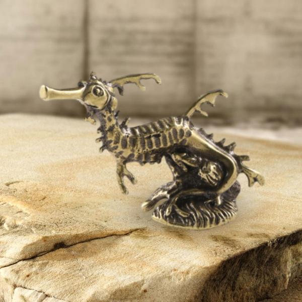 説明:[製品]: このタツノオトシゴの像は.海洋生物にインスピレーションを得たユニークな芸術品です.ティーペット.デスクトップの装飾.工芸品のコレクション.または記念品として最適です.[素材]: ミニチュアティーペットは銅素材で作られており...