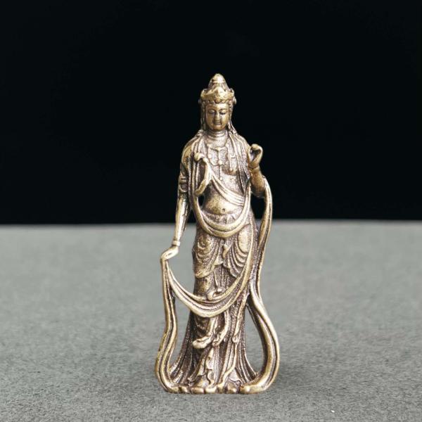 説明:[真鍮素材]ミニ中国風水観音菩薩像は高品質の真鍮製で.丈夫でお手入れが簡単です. [装飾飾り]真鍮の観音像は.テーブルの装飾.自宅やオフィスの装飾に使用されます. [精巧な職人技]真鍮製の観音像は.威厳があり.優雅で芸術的.昔ながらの...