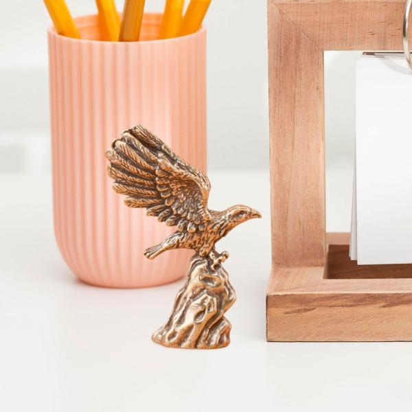 説明:[素材]: 高級銅素材で作られた翼を持つ鷲の像.精巧な仕上がりと優雅さ. [ユニークなデザイン]: 鮮やかな形の鷲の彫刻は芸術的な味わいを加え.個性を表現し.シンプルでありながら美しいです. [仕様]: 鷲の翼の置物のサイズは60x4...