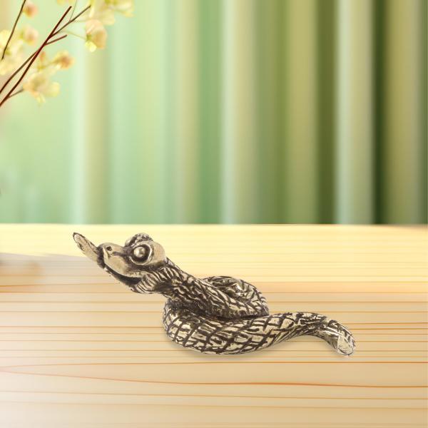 説明: grimc魅力的なヘビのデザイン]:この真鍮のヘビの置物でヘビの年を祝います.家やオフィスの装飾に楽しく魅力的なものを追加するのに最適ですこの彫刻は.耐久性とその収集可能な強化を強化するクラシックなアンティーク仕上げを提供します[コ...