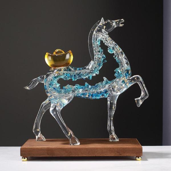 説明:[繊細なスタイル]: 背中にインゴットが付いた繊細で創造的な馬の像.風水アートの装飾.優雅なラインと素晴らしい職人技.家の装飾に最適です. [プレミアム素材]: この装飾フィギュアは高級樹脂素材で作られており.安定した木製のベースを備...