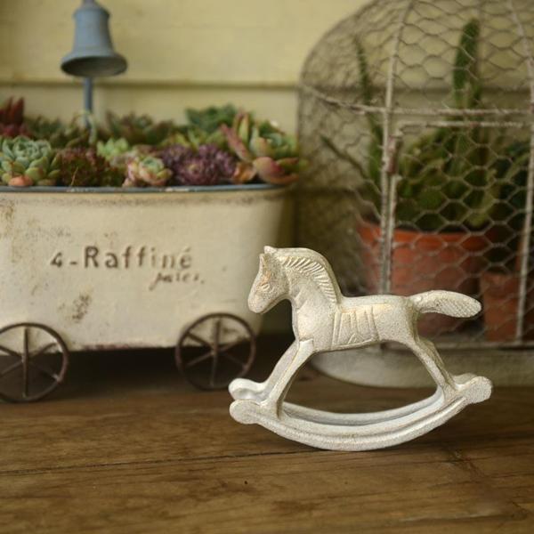 説明:[どんな空間にも]: このロッキングホースの置物は.どんな場所にも置けるコンパクトなサイズで.圧迫感を与えません.オフィスのデスク.リビングルームの棚.玄関テーブル.マントルピースなど.どんな場所でもアクセントとして活躍します. [素...