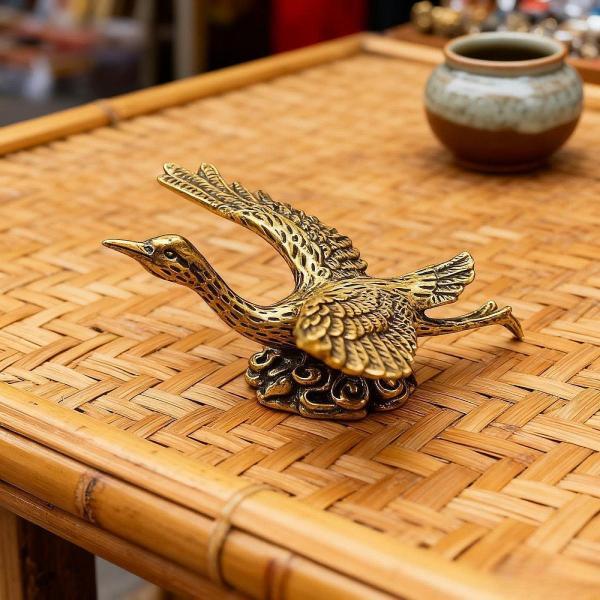 説明:[鶴の形の置物]: 鶴の装飾品は良質の真鍮素材で作られており.長期間使用できます. [キャビネット真鍮像]: レトロな真鍮製のクレーン像.飾りの底は平らで.デスクトップ上で倒れにくいです. [真鍮工芸品の装飾]: 精巧な職人技で実用性...