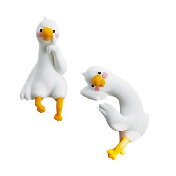 説明: [愛らしいデザイン]コンピューターモニターの装飾フィギュアは白いガチョウが特徴で.ユニークで楽しい外観で職場.車.または家に喜びと仲間をもたらします. [プレミアム素材]滑らかな高品質のPVCで作られたこの装飾フィギュアは.長期間楽...