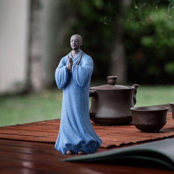 説明: [クリエイティブデザイン]: ユニークなインスピレーションを受けた小さな僧侶の置物が特徴で.お茶のスペースや家の装飾に静けさと創造性を加えます. [プレミアム素材]: 高品質のセラミックで作られており.耐久性があり.どんなインテリア...