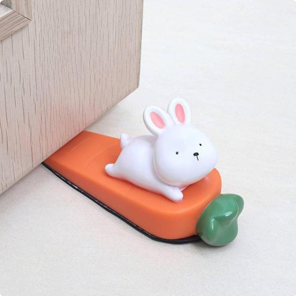 【基詳細情報報】: 毎日の生活に癒しを届ける、可愛らしい動物たちがテーマになったインテリア雑貨です。【主な機能】: ドアの下に差し込むだけで、風による突然の閉まりや指挟みを防ぐ実用的なドアストッパーとして活躍します。【製品の特徴】: 柔らか...