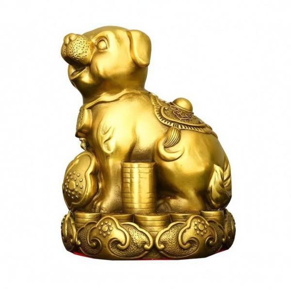 【商品概要】: 伝統的な美しさを放つ蓮の台座付き犬の彫刻は、細部まで丁寧に作り込まれた格調高い金属工芸品です。【素材と質感】: 輝きを放つゴールドトーンの銅を採用し、滑らかで丸みを帯びたフォルムが美しい犬の置物です。【デザインの特徴】: 細...