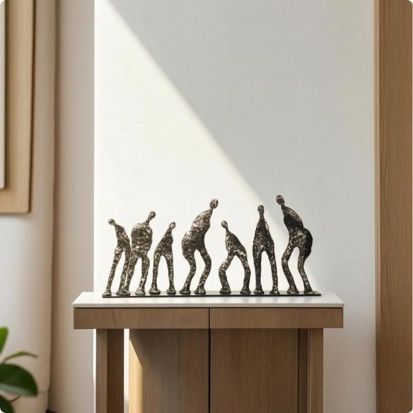 【製品概要】: 7体の人物テーマが横一列に並んだ、モダンで洗練されたデザインの抽象オブジェです。【機能性】: 各フィギュアとアイアン製の土台には磁石が内蔵されており、お好みの順序に並び替えができるユニークな磁石式ット式置物です。【素材と質感...