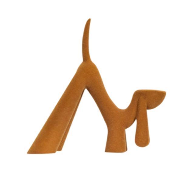 【素材と質感】: 丁寧なフベルベット加工加工の犬の置物となっており、ベルベットのような滑らかで温かみのある手触りが特徴の高品質な樹脂製オブジェです。【デザイン】: スタイリッシュにデシルエットされた立ち姿と、なめらかに伸びた長い尾が印象的な...