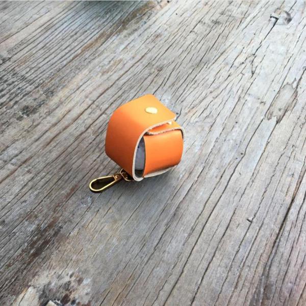 説明:革製のゴルフボールポーチは.丈夫で耐久性があり.柔らかく手触りが快適です.スナップクロージャーデザイン.コース上のゴルフボールとティーへの素早いアクセスレザーゴルフポーチはゴルフボールとティーを収納しますゴルフバッグやベルト.軽量で持...