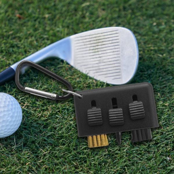説明: [収納可能]: ゴルフクラブブラシはPP素材で作られており.使用しないときはブラシの毛がクリーナーの中に収納されます. [3 in 1]ゴルフボールブラシは.溝の掃除.溝の汚れの除去.ゴルフシューズの掃除などに使える.異なる毛のゴル...