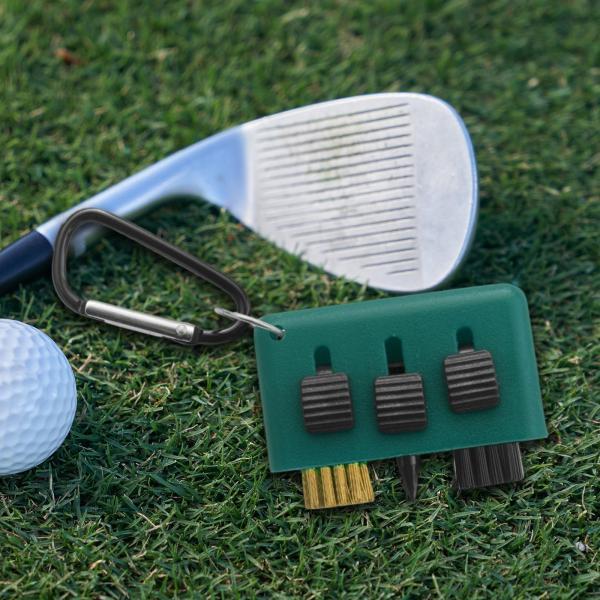 説明: [収納可能]: ゴルフクラブブラシはPP素材で作られており.使用しないときはブラシの毛がクリーナーの中に収納されます. [3 in 1]ゴルフボールブラシは.溝の掃除.溝の汚れの除去.ゴルフシューズの掃除などに使える.異なる毛のゴル...