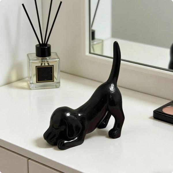 【デザイン】: 伏せポーズの犬をテーマにしたリング付き犬フィギュアで、玄関飾りや棚上のアクセントとして置くだけで空間にやさしい表情を添えます。【用途】: 室内装飾として使いやすい犬の置物で、玄関・リビング・デスク・シェルフなど、さりげなく雰...