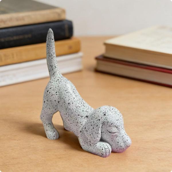 【デザイン】: 伏せポーズの犬をテーマにしたリング付き犬フィギュアで、玄関飾りや棚上のアクセントとして置くだけで空間にやさしい表情を添えます。【用途】: 室内装飾として使いやすい犬の置物で、玄関・リビング・デスク・シェルフなど、さりげなく雰...
