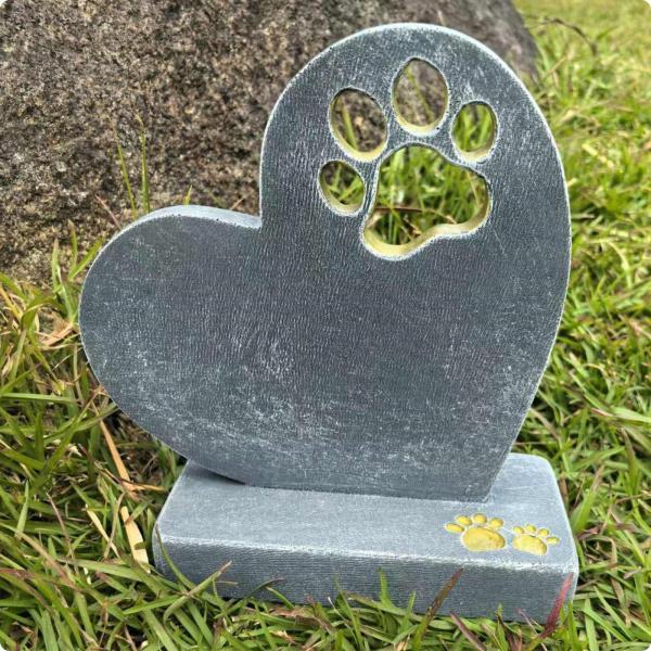 【Product Identity】: かわいらしい足跡ハート石碑として使えるペット記念用品で、ペット墓碑やメモリ金属プレートとして思い出をやさしく形に残せます。ハート型のシルエットと足跡デザインが、静かな供養の気持ちをに伝えます。【Cus...