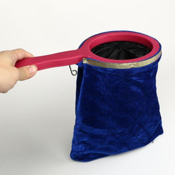 説明:高品質の布素材で作られており.耐久性があります.ステージマジックパフォーマンス小道具.マジシャンはQiankunバッグを手に取り.下部のジッパーを開いて.観客にそれが空であることを確認させました.魔術師は実際に空のバッグからあらゆる種...