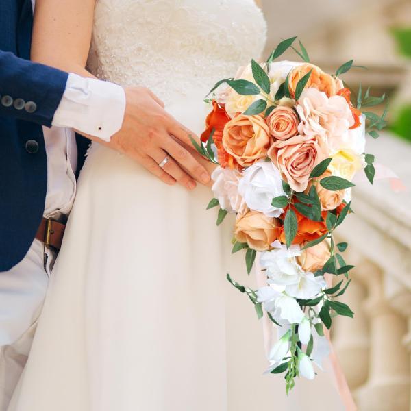 説明:[ウェディングブライダルブーケ]:リボンの装飾が施されたウェディングブーケのバラの花は.魅力的でクラシックでエレガントな雰囲気を作り出します.[耐久性のある素材]: このブライダルブーケはシルクフラワーで作られており.彩度が高く見栄え...