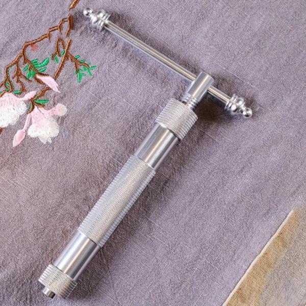 説明:耐久性のための合金材料で作られた.ポータブルハンドツール.お手入れもメンテナンスも簡単.DIY線香や線香作り.針管のデザインで.お香を作るのに最適な直径2mm.軽量でコンパクトなサイズで.使わないときは収納しやすいです.線香の造形効果...