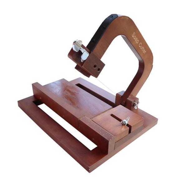 説明:[木製石鹸カッター]手作り用の木製石鹸カッター.石鹸切断ツールプロの石鹸切断テーブル切断機.[厚さ調整可能]調整可能な木製ソープディスペンサー.カッターにはセンチメートルとインチの寸法が明確に印刷されており.距離を簡単に変更でき.柔軟...