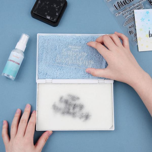 説明: [両面設計]スタンプ用スクラバーは.インク除去パッドとスタンプを素早く拭き取る乾燥パッドを備えた両面構造で.効率的かつ徹底的な洗浄を実現します. [優しく徹底洗浄]スタンプクリーニングパッドの高密度合成毛は.スタンプの溝の奥深くまで...