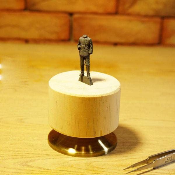 説明: [製品]模型の組み立てや手作業用に特別に設計されており.船のブリッジ.大型構造物.フィギュアの頭部の彫刻などの精密作業に最適です. [柔軟性]手持ち式の円形プラットフォームは.様々な角度からの操作が容易で.模型製作時の効率と精度を向...