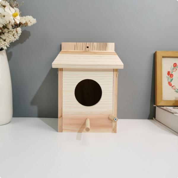 【製品タイプ】: 木製鳥箱として使える吊り下げ式の巣箱で、鳥の繁殖箱や庭まわりの装飾に取り入れやすいシンプルなデザインです。【素材】: 天然木を使った木製巣箱で、木目の表情がやさしく、室内のディスプレイにも屋外のガーデン演出にも自然に調和ま...