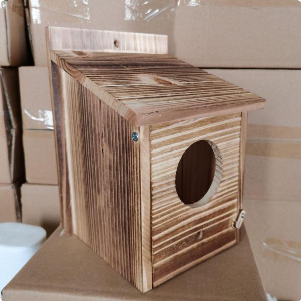 【製品タイプ】: 木製鳥箱として使える吊り下げ式の巣箱で、鳥の繁殖箱や庭まわりの装飾に取り入れやすいシンプルなデザインです。【素材】: 天然木を使った木製巣箱で、木目の表情がやさしく、室内のディスプレイにも屋外のガーデン演出にも自然に調和ま...