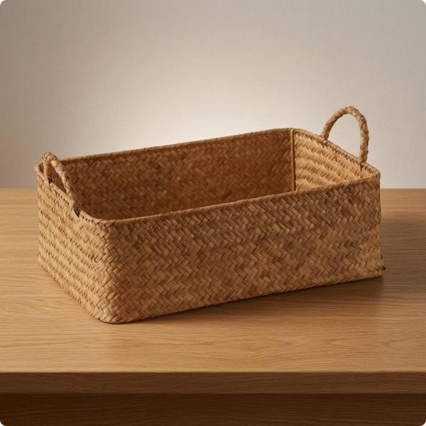 【素材】: 天然のストロー素材を手編みで仕上げた収納用品で、自然な風合いと素朴な質感が魅力です。【形状】: 長方形バスケットのすっ整然とした形で、棚やテーブル、キャビネットに置きやスイカごです。【持ち運び】: 両側の取っ手付きかごなので、持...