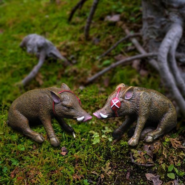 説明:美しい馬のオーナメント: このイノシシのオーナメントは本物そっくりの外観で.とてもチャーミングです.モダンなデザイン: このスタイリッシュな動物フィギュアは楽しく.装飾的で創造的です.高品質の素材: このイノシシの彫刻は.環境に優しく...