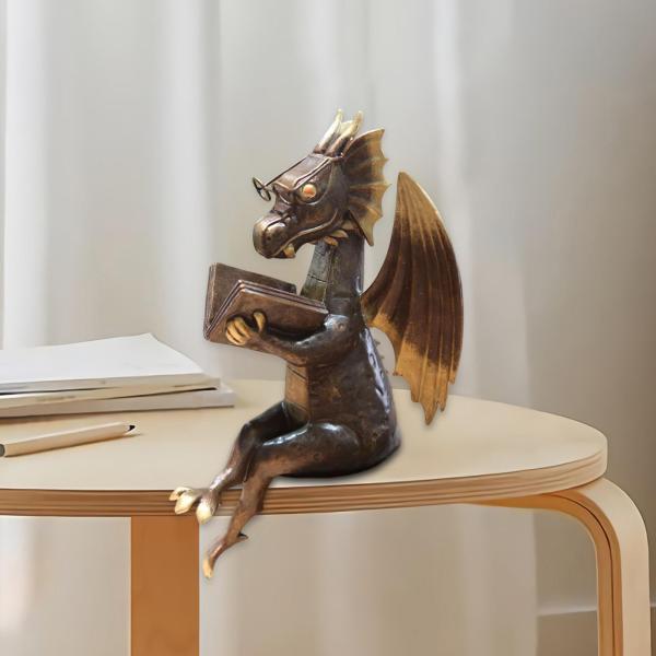 説明:この小さなドラゴンが本を読む像は.樹脂.石の表面のデザイン.ヴィンテージの装飾でできています.この本物そっくりのフィギュアは.リビングルーム.ベッドルーム.オフィスに置くと楽しさとエネルギーが増します.ガーデニングの装飾として最適で....
