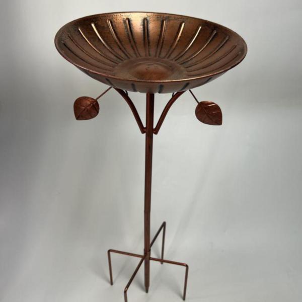 説明:[安定した5本爪ベースデザイン]: 金属製のバードバスには5本爪ベースが装備されており.鳥が食事や入浴をする際に安定したサポートを提供し.安全を確保します. [金属素材]: フィーダーボウルは鉄製で.非常に頑丈で屋外環境のテストに耐え...