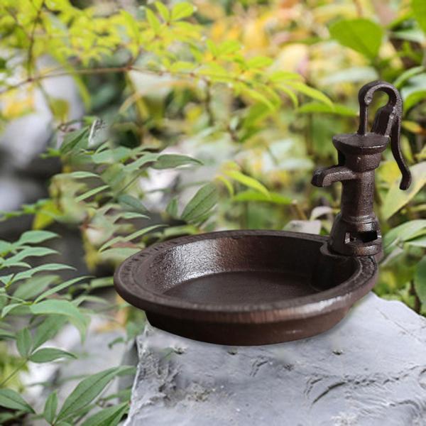 説明: [魅力]伝統的なウォーターポンプのデザインにインスパイアされたこの装飾的なバードフィーダーは.庭.バルコニー.パティオに田舎の雰囲気をもたらすユニークなデザインが特徴です. [素材]鋳鉄製の鋳鉄フィーダーは頑丈で耐候性があり.屋外展...