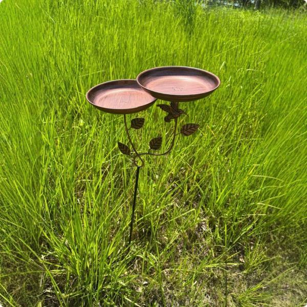 【商品概要】: レトロな雰囲気が魅力の鳥用バードバスで、庭飾りとしても映えるデザインです。鳥が立ち寄りやすい水場をつくりながら、ガーデンの景観をさりげなく引き立てます。【機能】: 2つの浅皿を備えた鳥の水場として、水飲みや水浴びに使いやすい...