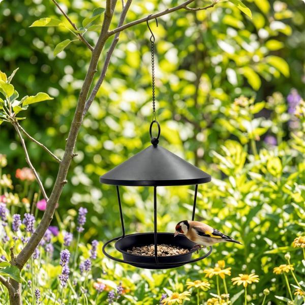 【製品概要】: 庭先やベランダで手軽に野鳥との触れ合いを楽しめる、シックなブラックカラーのアイアン製鳥用品です。【基本機能】: 開放的なオープンフレーム構造を採用した給餌器で、周囲から鳥たちが集まりやすく、エサの補充やお手入れも簡単に行えま...