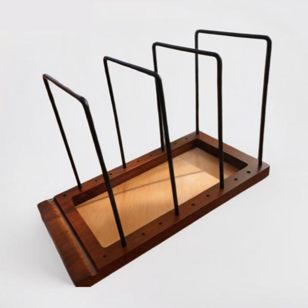 説明: [プレミアム素材]: ビニールレコード収納ホルダーは木と鉄で作られており.優れた耐久性とどんなインテリアにもマッチする洗練された外観を備えています. [頑丈なデザイン]: ビニールレコードを垂直かつ安全に保つように設計された頑丈なフ...