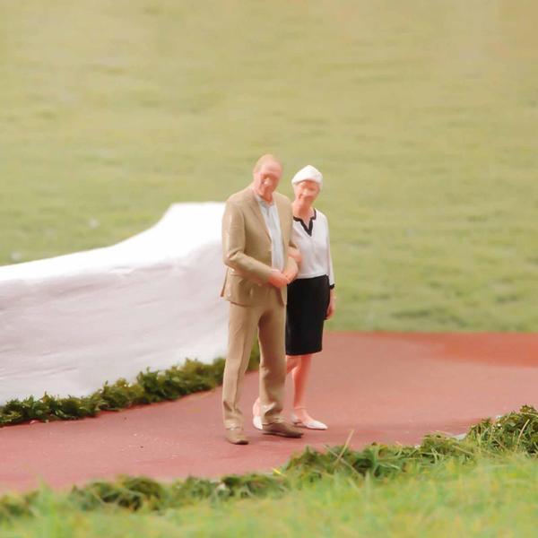 説明: [1:64スケール]リアルな1:64スケールのミニチュア老夫婦フィギュア.シーンモデルのディスプレイを強化. [デザイン]老夫婦が手をつないで歩く心温まるシーンを特徴としており.ミニチュアセッティングに感情的な深みとリアリズムを加え...