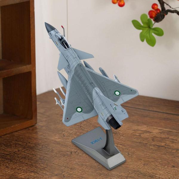 説明: [本物感]1/72スケールのこの戦闘機モデルは.正確な空力ラインとリアルなプロポーションを特徴としており.コレクターやディスプレイに最適な作品です. [耐久性]高級合金素材で作られたこのモデルは.しっかりとした造りとかなりの重量を誇...