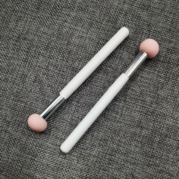 説明:プロのメイクアップブラシ:この美容スポンジブラシは.プライマー.リキッドファンデーション.コンシーラーなどを塗るのに使用できます.メイクアップアプリケーター:木製のハンドルに柔らかくて柔軟なスポンジ.ウェットまたはドライで使用.メイク...