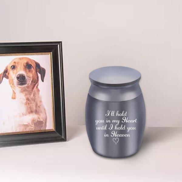 説明:小さなメモリアル骨壷: 美しい骨壷に入れておくことで.愛する人を称えましょう.サイズ: この小さな壷は.高さ 1,57.幅 1,18 です.サイズは小さいです.簡単に持ち運べ.愛する人の思い出をどこにでも持ち運べるように設計されていま...