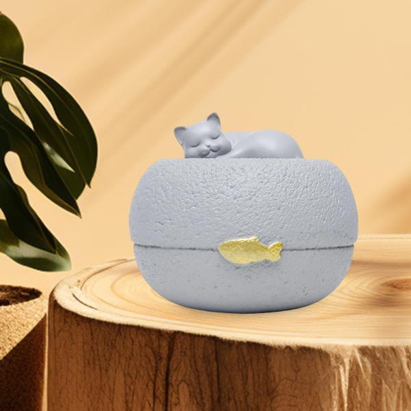 説明:[樹脂素材]ペット火葬骨壷猫骨壷は樹脂素材で作られており.軽量で防水です. [サイズ情報]猫の遺灰用の樹脂製骨壷のサイズは約13cmx13cmx10cm/5.12インチx5.12インチx3.94インチです. [愛らしい眠っている猫のデ...